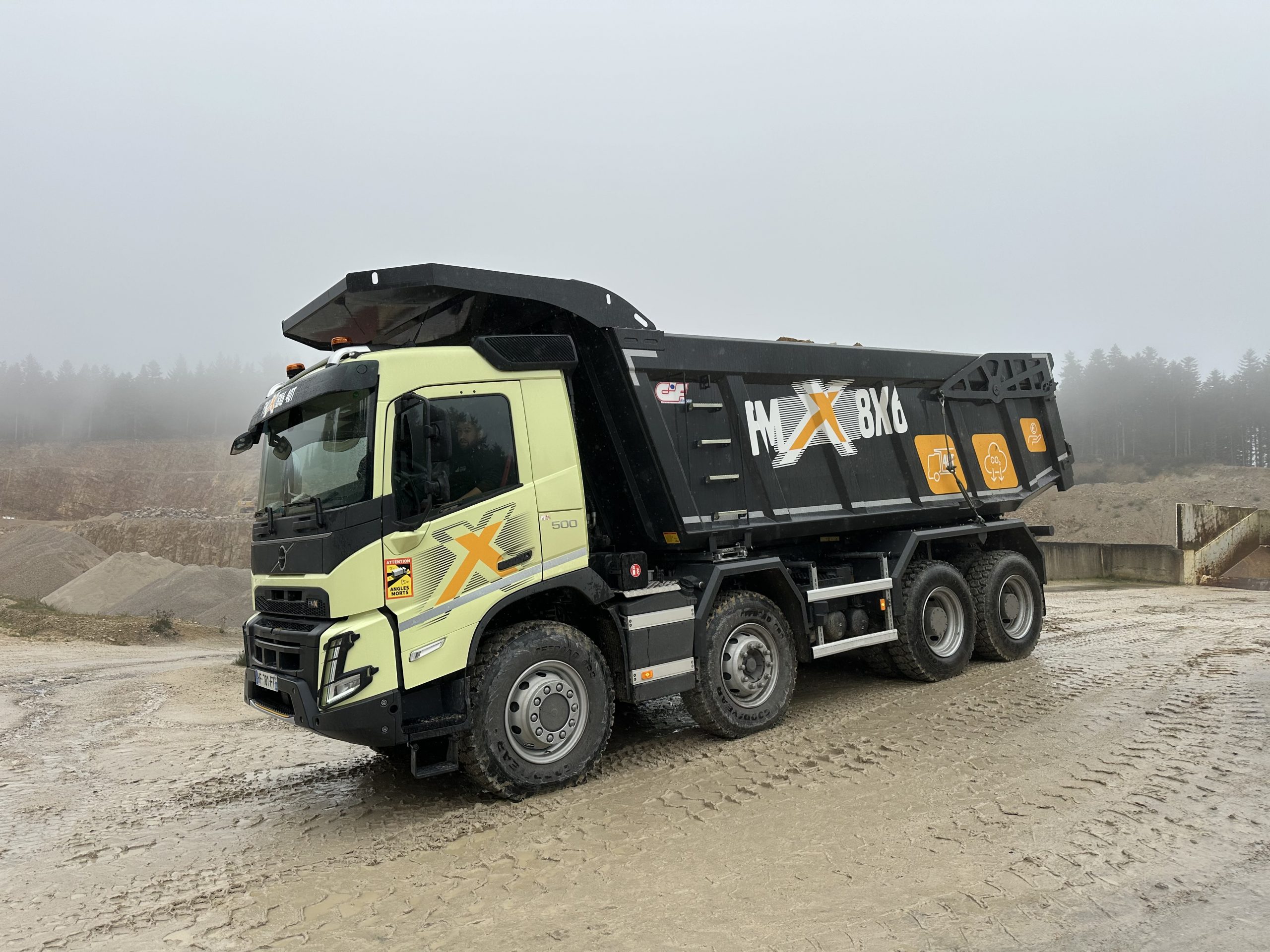 Carrières Faurie teste le nouveau Volvo FMX 8x6 40T : Innovation et ...